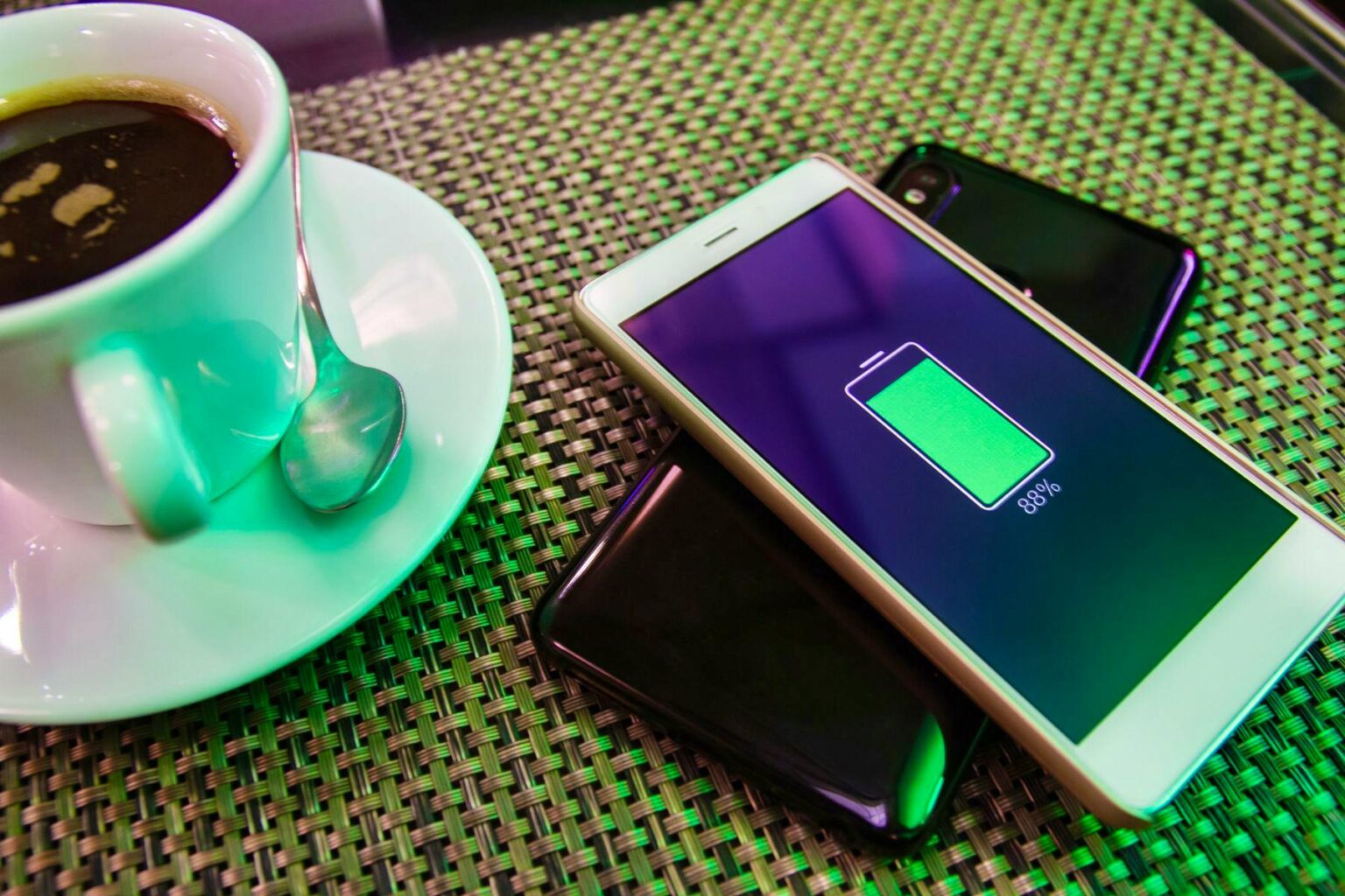 Akku aufladen: Reihenfolge beim Laden: Zuerst Netzteil in Steckdose ...